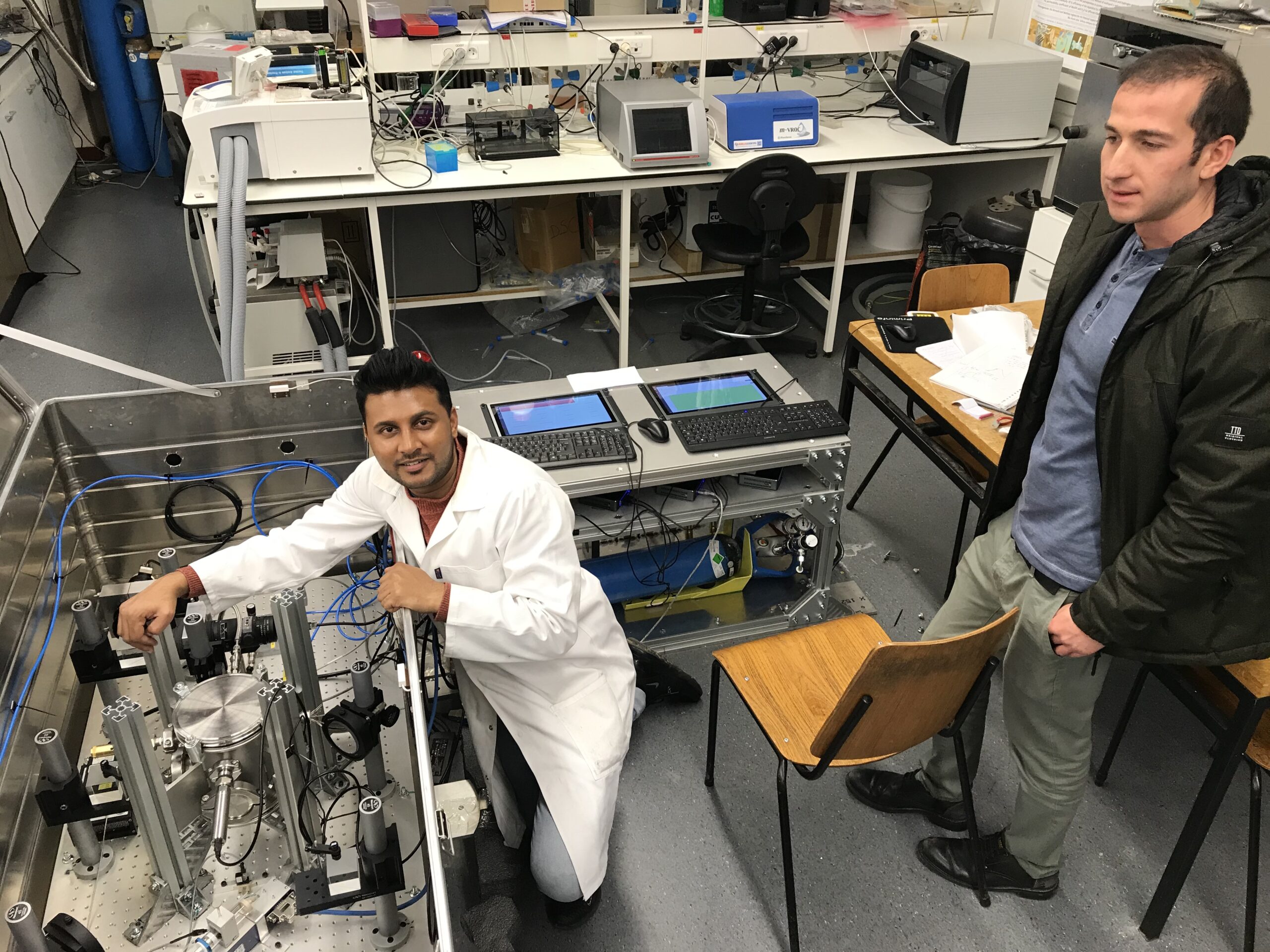 How does microgravity affect the vapor cloud distribution surrounding ...